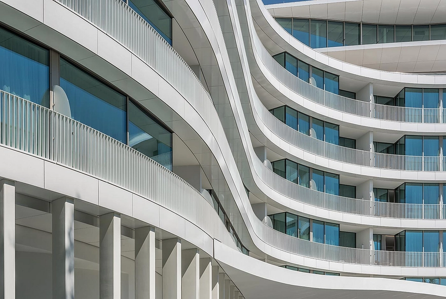 Wavy Ceramic Tiles on the Fontenay Hotel Facade| LONGOTON from MOEDING