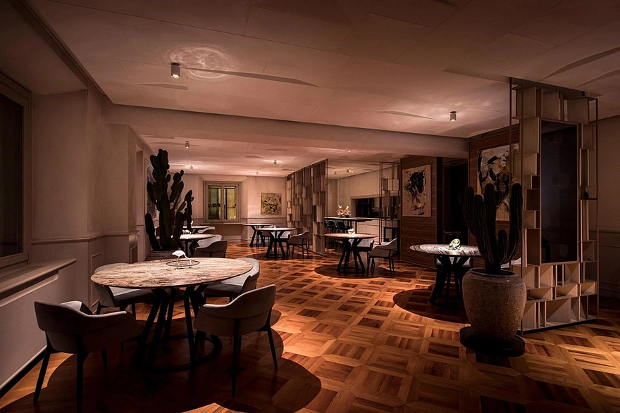 Customized Spotlights in Restaurant from OLEV