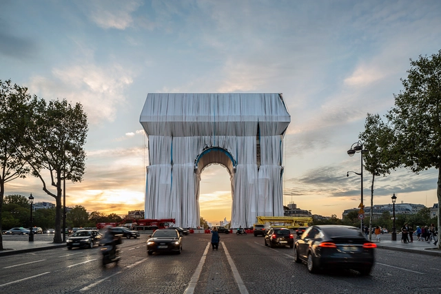 First Images Reveal Christo's Wrapped Arc de Triomphe in Paris | ArchDaily